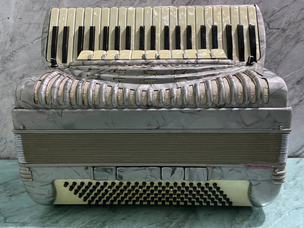 Acordeon 120 Baixos – Titano Cosmopolitan – Italy – ACORDEONMANIA